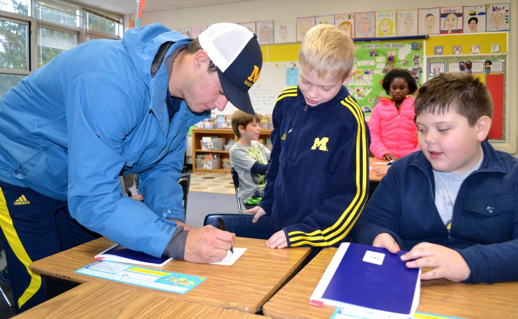 U-M baseball players wow Lakewood students – AAPS District News